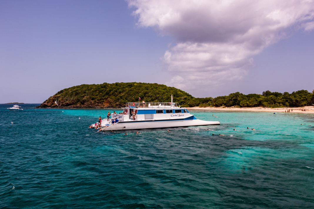 Catamaran hacia la Isla de Culebra – Viajando Alrededor